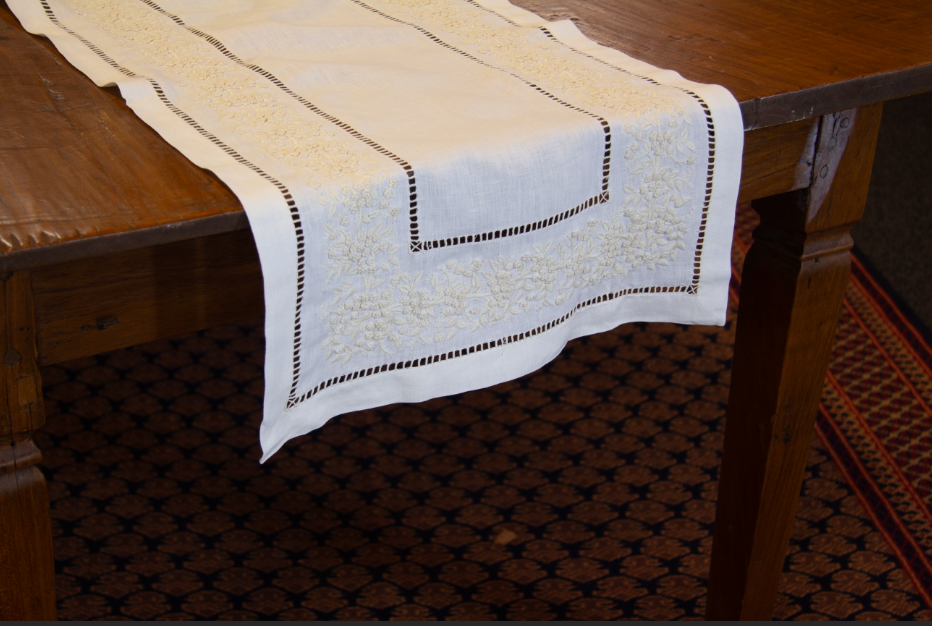 Jardin Monochrome Linen Table Runner – Henry Handwork